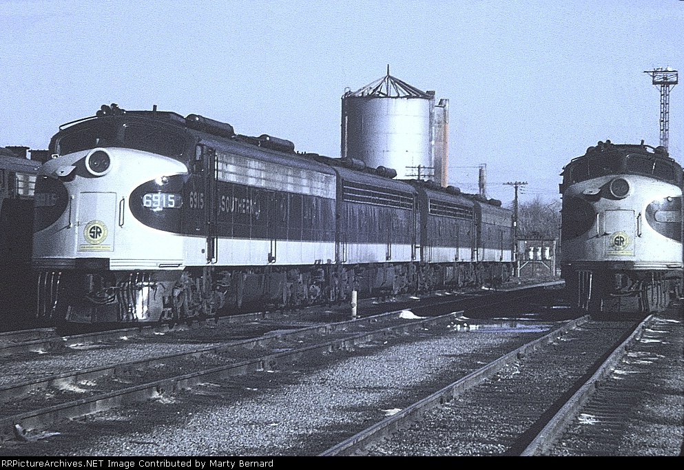 Southern E8s 6915 and 6911